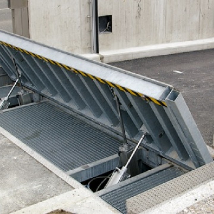 Flip-up flood barrier | Aggeres