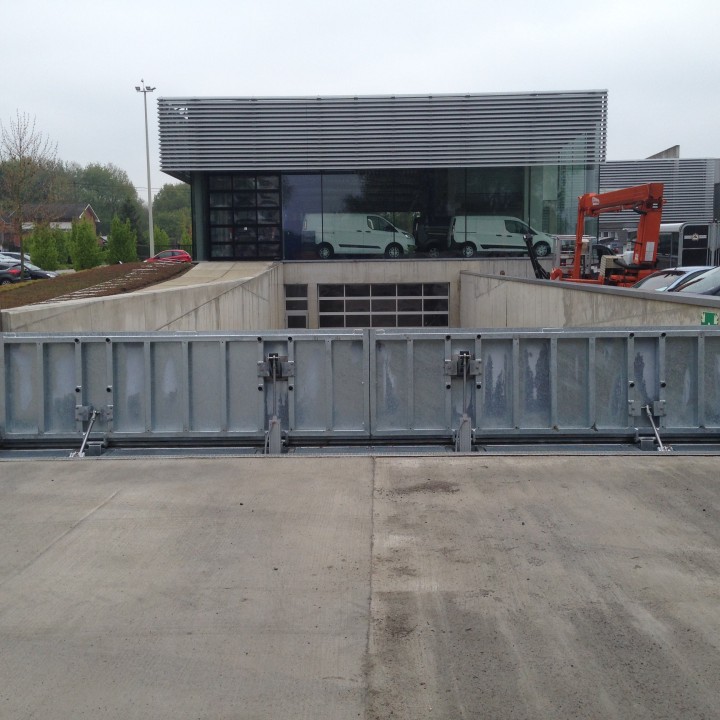 Flip-up flood barrier | Aggeres